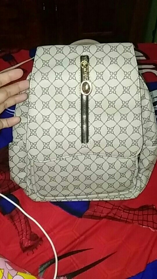 Howru Bags 580php... | Shopee Philippines