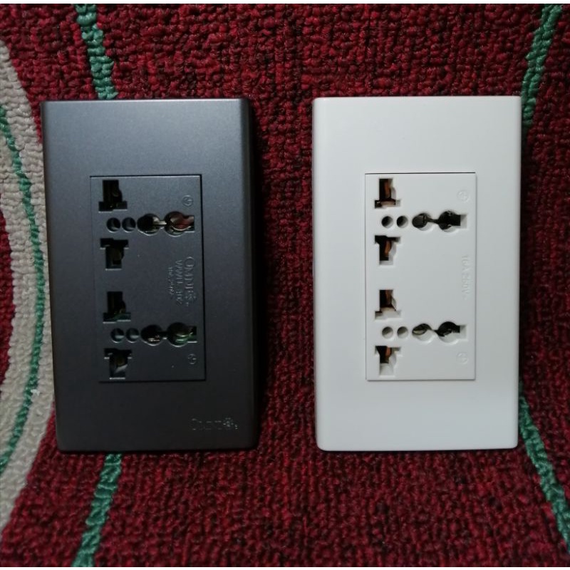 Omni Wide Series Duplex Universal Outlet w/ Ground & Plate (White or ...