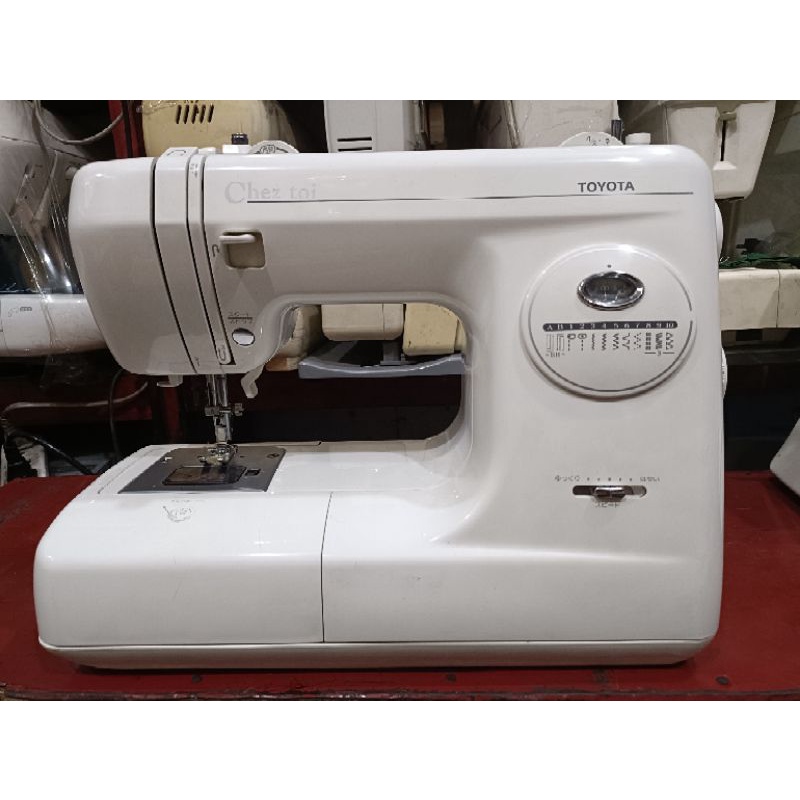 Toyota brand sewing machine 12 built-in stitches heavy duty footpedal ...