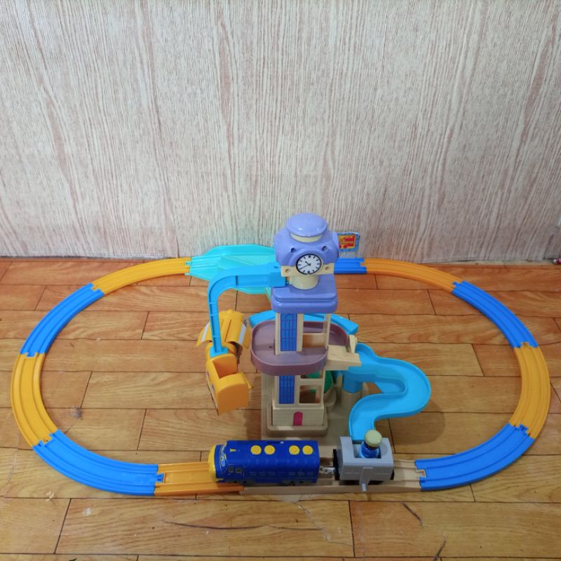 Takara Tomy Plarail - Chuggington Brewster With Action Clock Tower ...